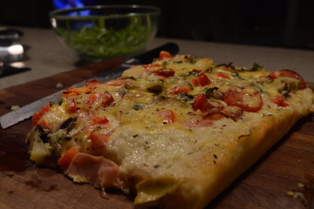 Ekta pönnupizza með hvítri pizzasósu | UPPSKRIFTABÓK